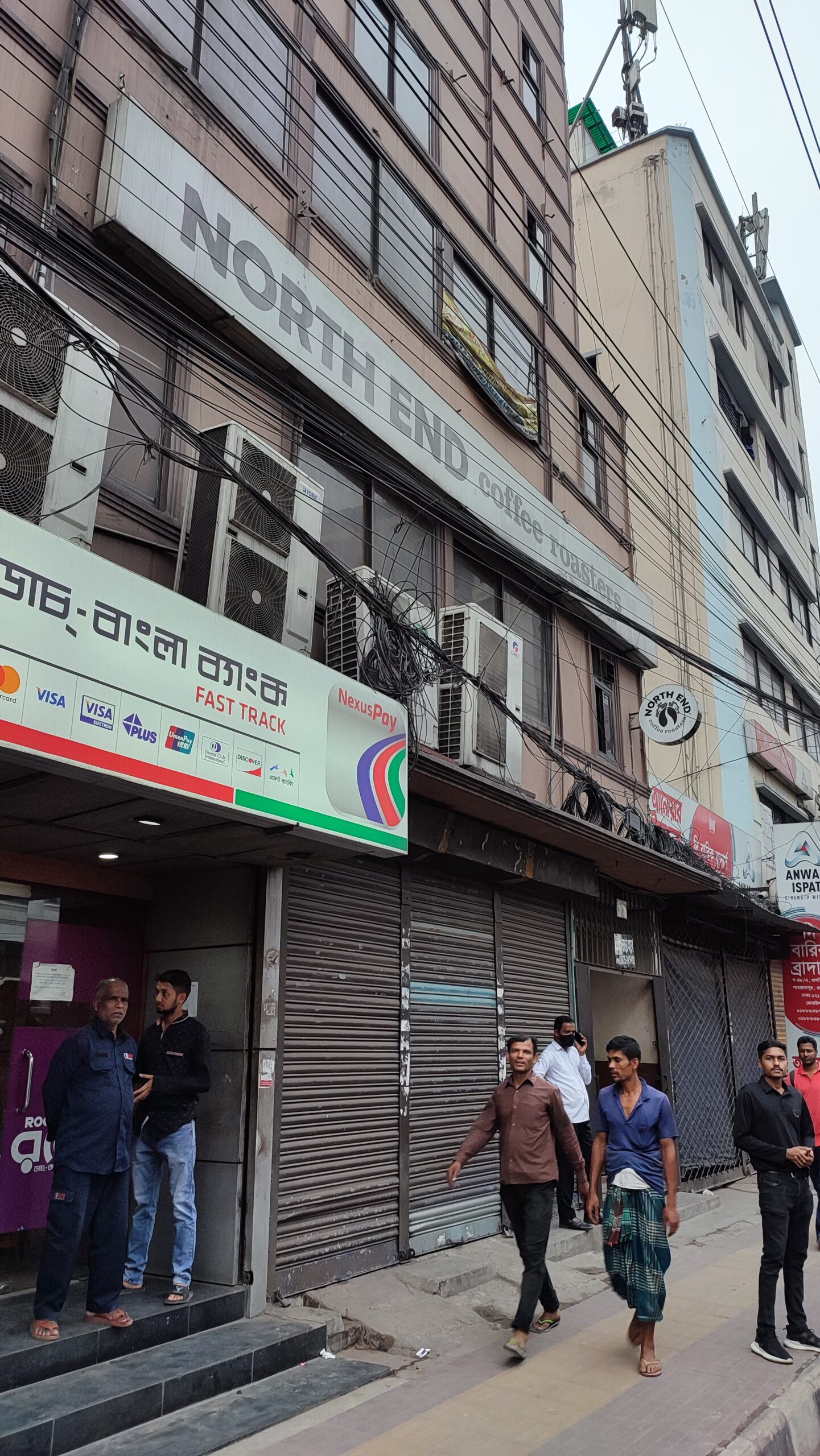 「焙煎した珈琲の香りでリラックス、バングラデシュの珈琲愛好家が集まる名店」North End Coffee Roasters＠ダッカ市 ...